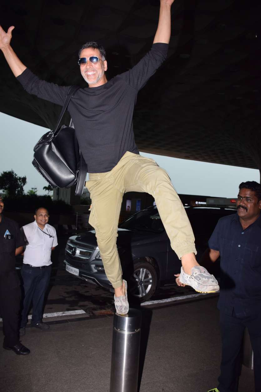 What pose! Akshay Kumar greets paps in the most unusual yet exciting ...