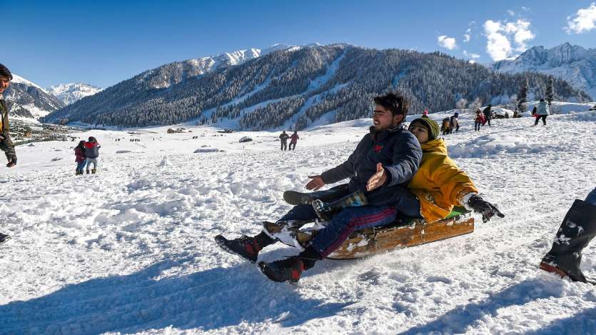 As Gulmarg, Sonamarg receive snowfall, tourists witness a winter ...